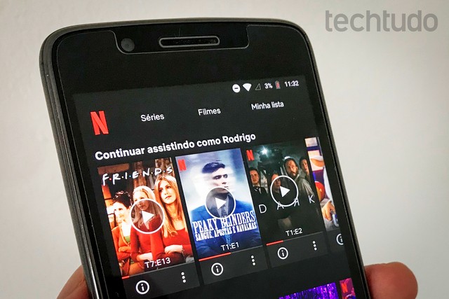 WhatsApp da Netflix: veja o número e como salvar figurinhas de séries