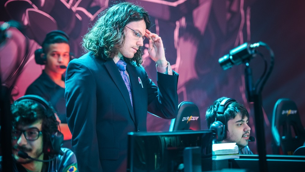 O que é um coach no LoL? Entenda as funções do técnico no competitivo
