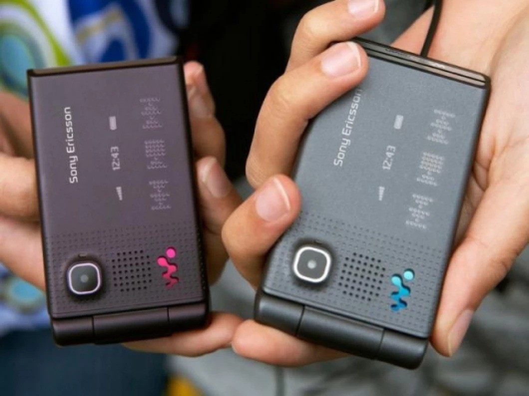 Celular com flip: veja fotos de modelos que fizeram sucesso nos anos 2000