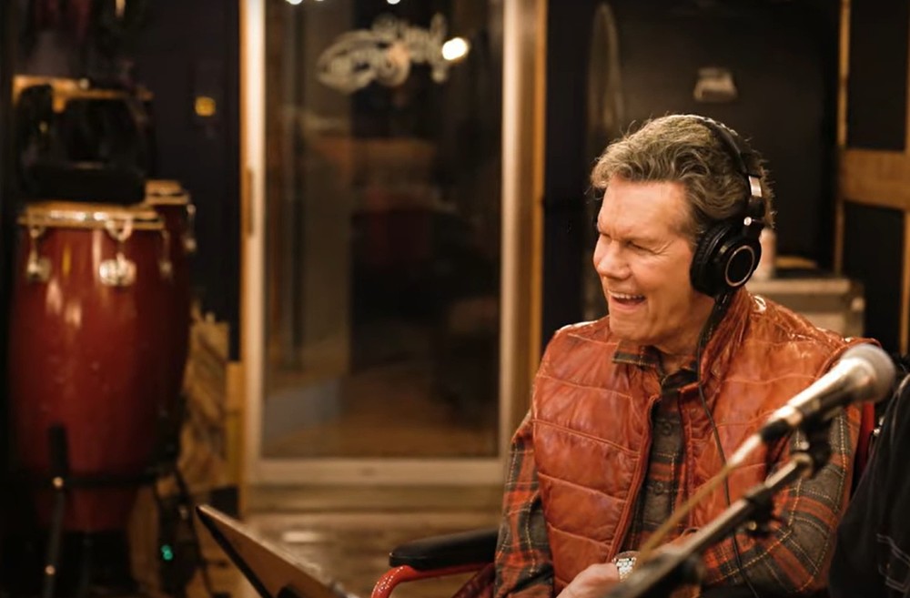 Após 10 anos sem voz, cantor lança música com ajuda de inteligência ...