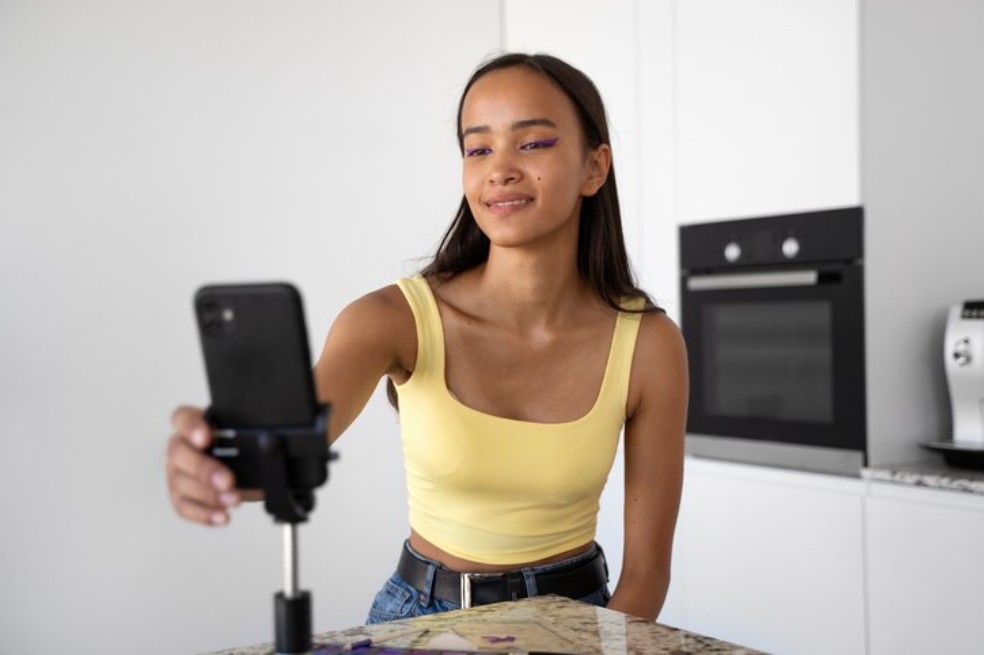 O que significa POV? Entenda termo usado no Instagram, TikTok e mais