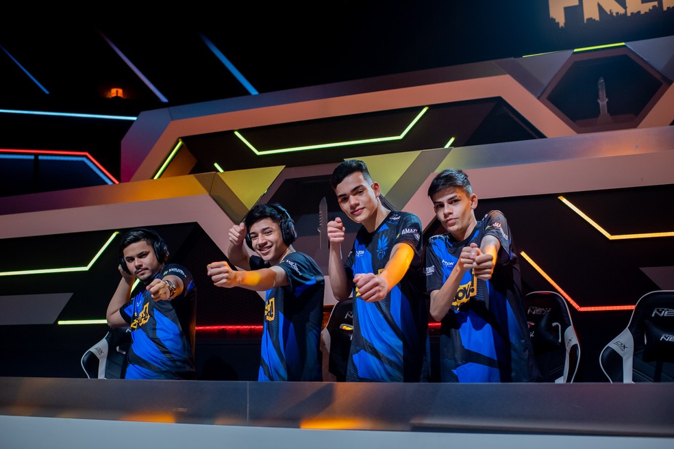 Lbff 6 Fluxo Faz Três Booyahs Na Rodada Mas B4 Esports Segue Líder