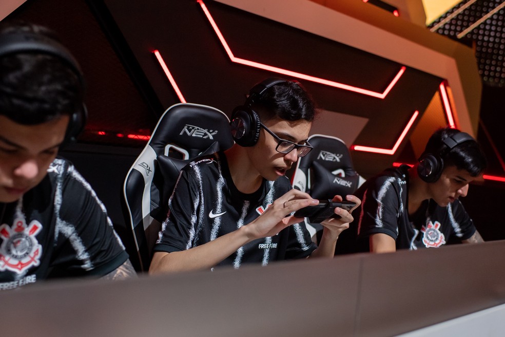 Lbff 6 Fluxo Faz Três Booyahs Na Rodada Mas B4 Esports Segue Líder