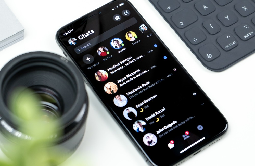 Tudo sobre modo noturno: como colocar no Instagram, Chrome, Twitter e mais