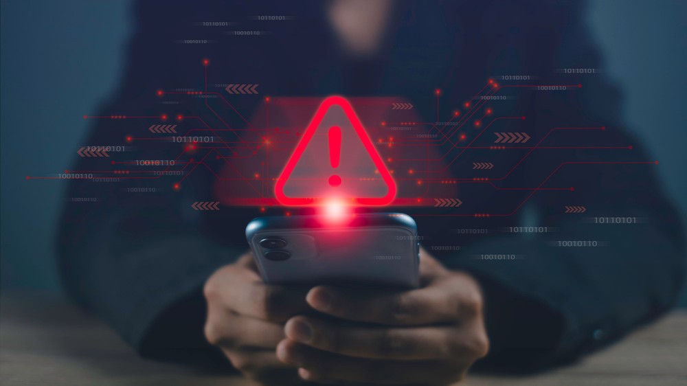 Usar app espião para vigiar parceiro é normal? Psicóloga explica