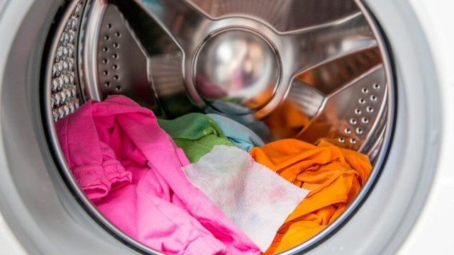 Viral mostra como tingir roupa na máquina de lavar; saiba fazer