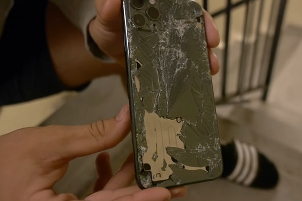 Nokia 3310 fica destruído após cair da escada; iPhone 11 Pro Max sobrevive