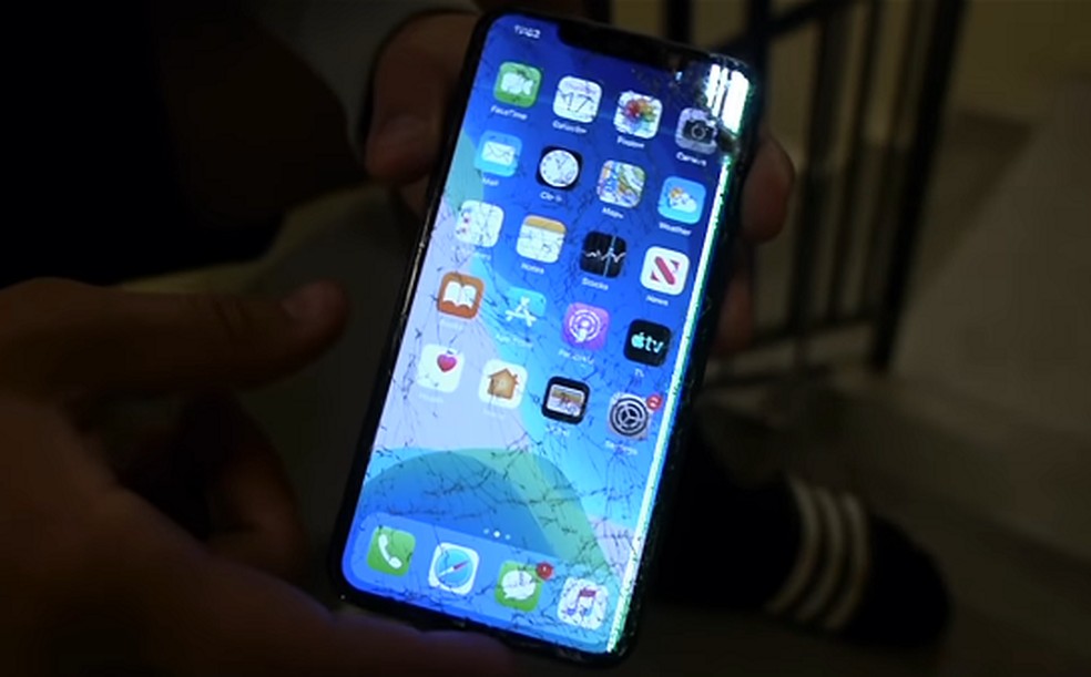 Nokia 3310 fica destruído após cair da escada; iPhone 11 Pro Max sobrevive