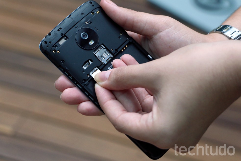 Como colocar o chip no Moto G5