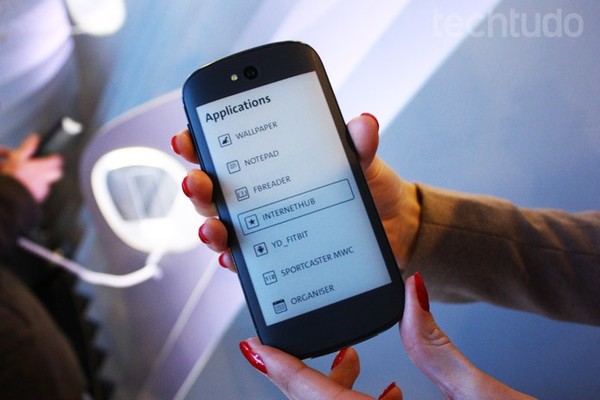 YotaPhone, celular russo com duas telas, pode chegar ao Brasil