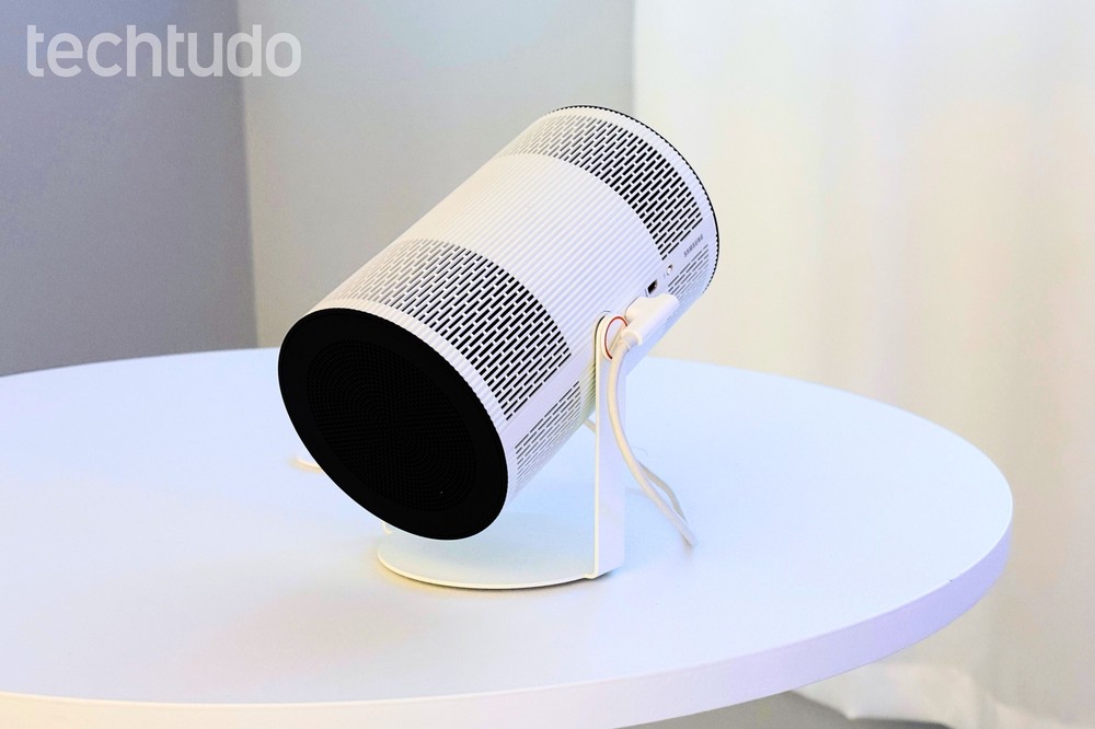 Samsung lança projetor The Freestyle+ com tela portátil; veja detalhes
