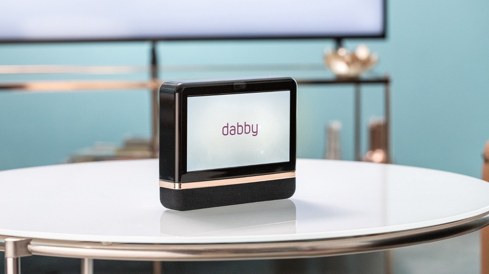 Dabby é um aparelho com inteligência artificial que deixa a TV smart