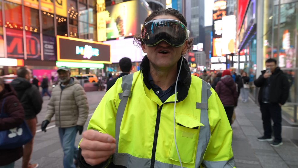 Homem usa Apple Vision Pro em lugares inusitados e viraliza; veja vídeo