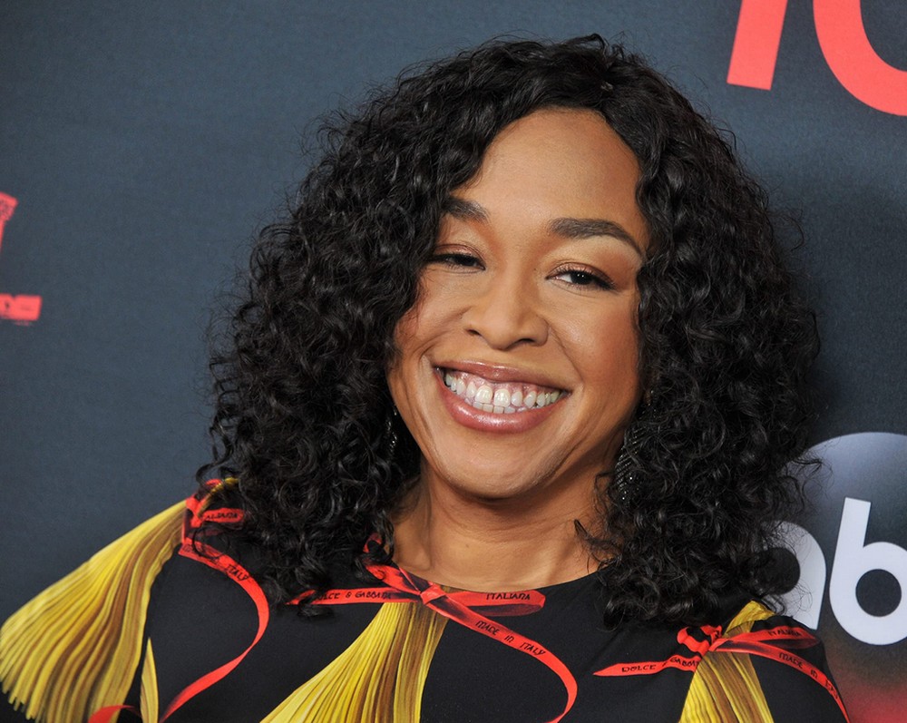 Shonda Rhimes: conheça séries e filmes da mente por trás de Bridgerton