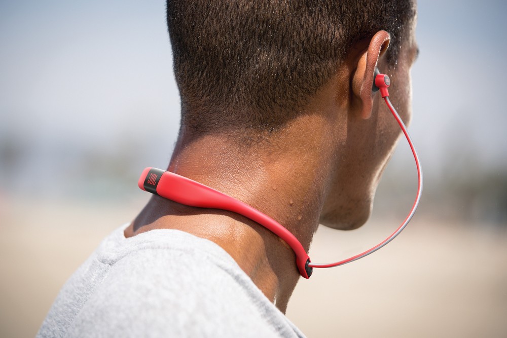 Fone esportivo JBL Reflect Fit acompanha seus batimentos cardíacos