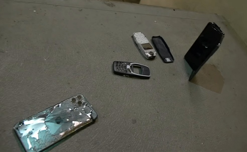 Nokia 3310 fica destruído após cair da escada; iPhone 11 Pro Max sobrevive