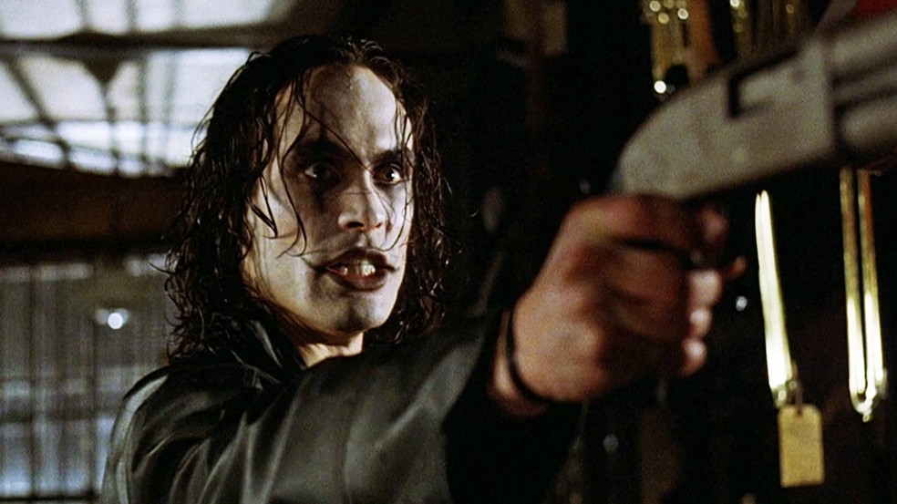 O Corvo e mais: 10 filmes que ficaram marcados por tragédias nos sets