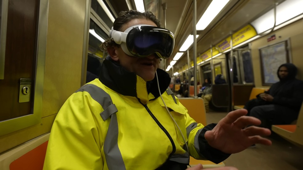 Homem usa Apple Vision Pro em lugares inusitados e viraliza; veja vídeo
