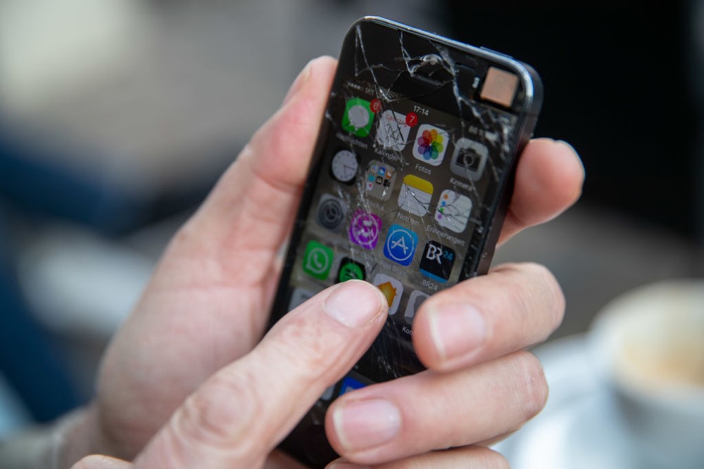 Tela do celular quebrada? Saiba o que fazer e quanto custa trocar