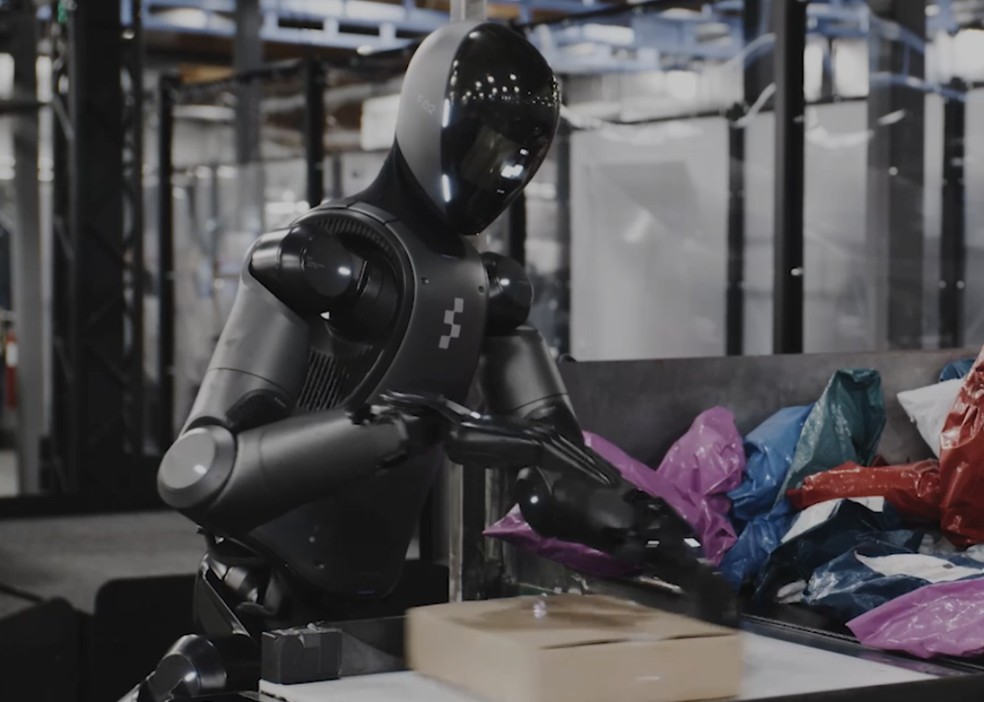 Cassandra, é você? Robô 'quase humano' coloca roupa para lavar: assista