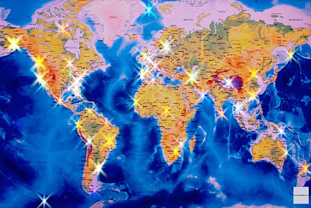 Um mapa do mundo com luzes LED para marcar onde você já esteve