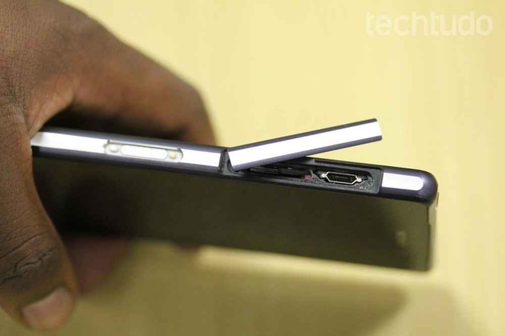 Saiba como colocar o microchip SIM no aparelho Sony Xperia Z2