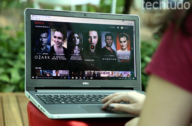 Como baixar filme da Netflix para assistir offline no celular e PC