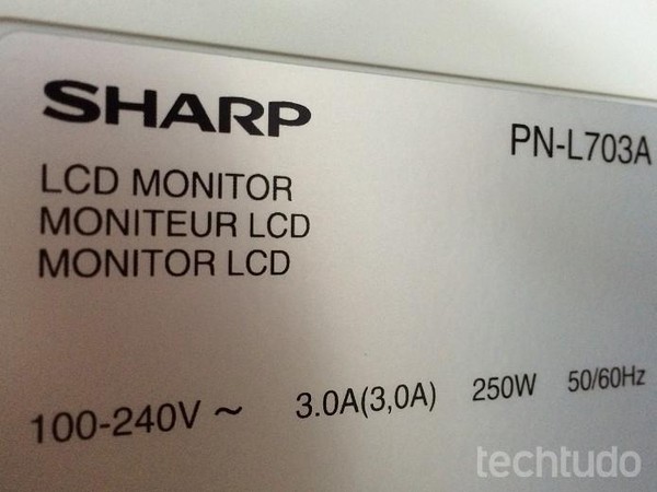 Review Monitor Sharp PN-L703B